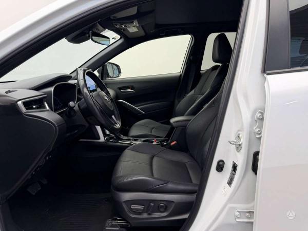 Белый Тойота Corolla Cross 2023 в Паневежис, объемом двигателя 1.99 л и пробегом 119 тыс. км за 30990 €, фото 9 на AUTOMOTO.COM.LV