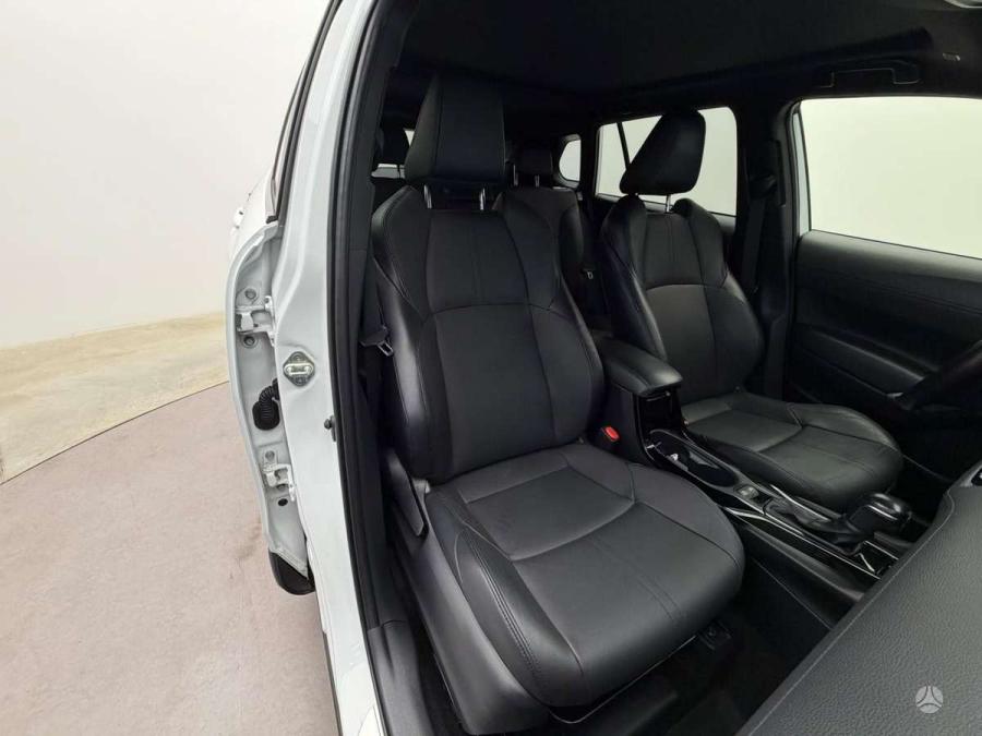 Белый Тойота Corolla Cross 2023 в Паневежис, объемом двигателя 1.99 л и пробегом 119 тыс. км за 30990 €, фото 18 на AUTOMOTO.COM.LV