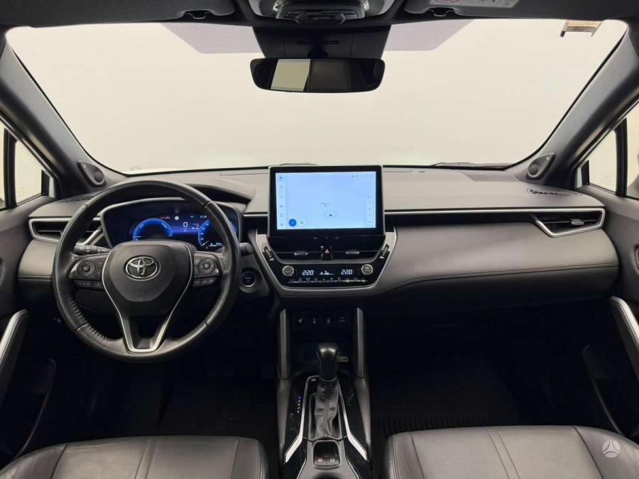 Белый Тойота Corolla Cross 2023 в Паневежис, объемом двигателя 1.99 л и пробегом 119 тыс. км за 30990 €, фото 20 на AUTOMOTO.COM.LV