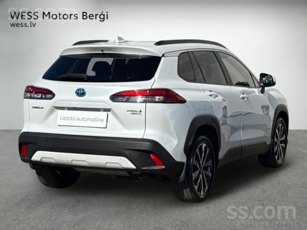 Balts Toyota Corolla Cross 2023 Rīga, ar dzinēja tilpumu 2.00 L un nobraukumu 51 tūkst. km par 34990 €, foto 2 vietnē AUTOMOTO.COM.LV