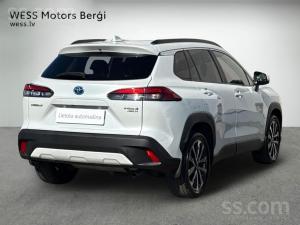 Balts Toyota Corolla Cross 2023 Rīga, ar dzinēja tilpumu 2.00 L un nobraukumu 51 tūkst. km par 34990 €, foto 3 vietnē AUTOMOTO.COM.LV