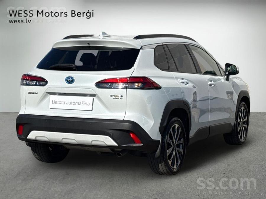 Balts Toyota Corolla Cross 2023 Rīga, ar dzinēja tilpumu 2.00 L un nobraukumu 51 tūkst. km par 34990 €, foto 3 vietnē AUTOMOTO.COM.LV