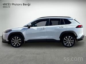 Balts Toyota Corolla Cross 2023 Rīga, ar dzinēja tilpumu 2.00 L un nobraukumu 51 tūkst. km par 34990 €, foto 4 vietnē AUTOMOTO.COM.LV
