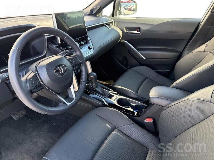 Balts Toyota Corolla Cross 2023 Rīga, ar dzinēja tilpumu 2.00 L un nobraukumu 51 tūkst. km par 34990 €, foto 12 vietnē AUTOMOTO.COM.LV