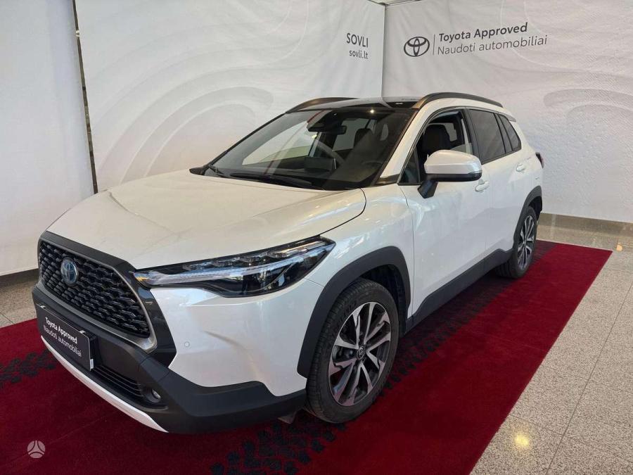 Balts Toyota Corolla Cross 2023 Šauļi, ar dzinēja tilpumu 1.99 L un nobraukumu 51 tūkst. km par 32900 €, foto 1 vietnē AUTOMOTO.COM.LV
