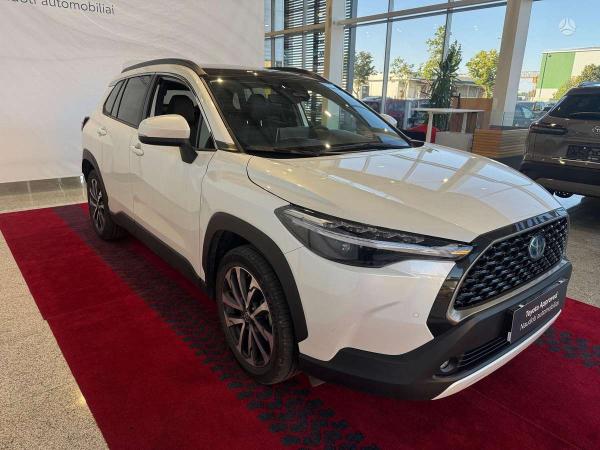 Balts Toyota Corolla Cross 2023 Šauļi, ar dzinēja tilpumu 1.99 L un nobraukumu 51 tūkst. km par 32900 €, foto 2 vietnē AUTOMOTO.COM.LV