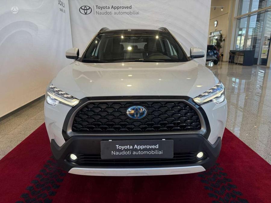 Balts Toyota Corolla Cross 2023 Šauļi, ar dzinēja tilpumu 1.99 L un nobraukumu 51 tūkst. km par 32900 €, foto 4 vietnē AUTOMOTO.COM.LV