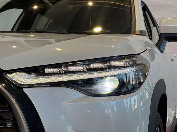 Balts Toyota Corolla Cross 2023 Šauļi, ar dzinēja tilpumu 1.99 L un nobraukumu 51 tūkst. km par 32900 €, foto 4 vietnē AUTOMOTO.COM.LV