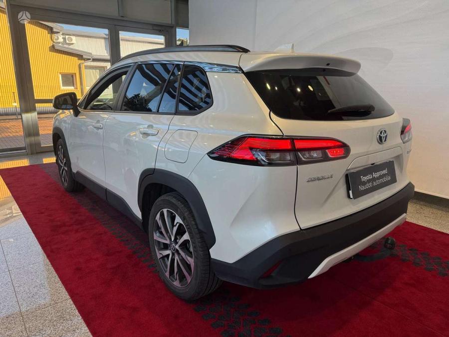 Balts Toyota Corolla Cross 2023 Šauļi, ar dzinēja tilpumu 1.99 L un nobraukumu 51 tūkst. km par 32900 €, foto 7 vietnē AUTOMOTO.COM.LV