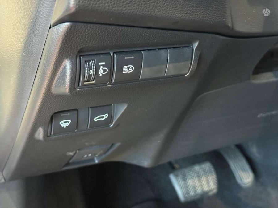 Balts Toyota Corolla Cross 2023 Šauļi, ar dzinēja tilpumu 1.99 L un nobraukumu 51 tūkst. km par 32900 €, foto 17 vietnē AUTOMOTO.COM.LV