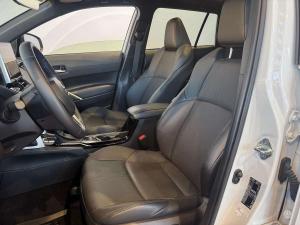 Balts Toyota Corolla Cross 2023 Šauļi, ar dzinēja tilpumu 1.99 L un nobraukumu 51 tūkst. km par 32900 €, foto 18 vietnē AUTOMOTO.COM.LV