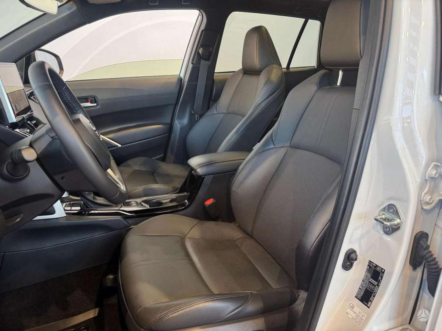 Balts Toyota Corolla Cross 2023 Šauļi, ar dzinēja tilpumu 1.99 L un nobraukumu 51 tūkst. km par 32900 €, foto 18 vietnē AUTOMOTO.COM.LV