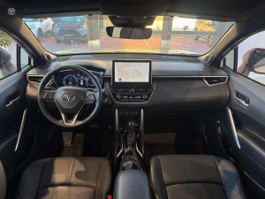 Balts Toyota Corolla Cross 2023 Šauļi, ar dzinēja tilpumu 1.99 L un nobraukumu 51 tūkst. km par 32900 €, foto 19 vietnē AUTOMOTO.COM.LV