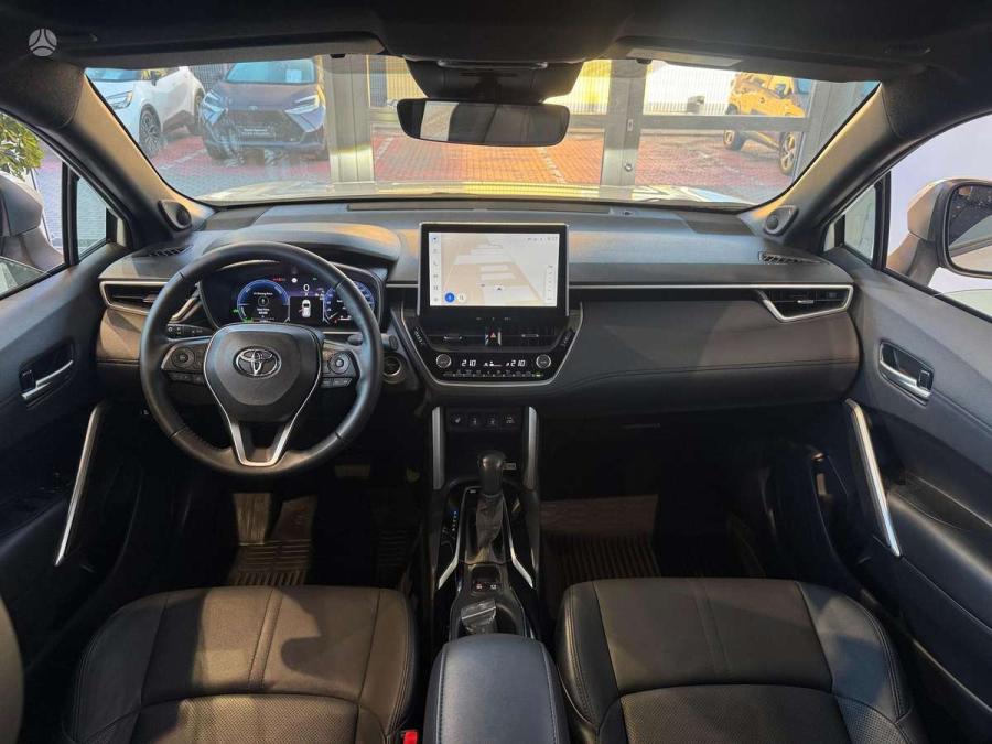 Balts Toyota Corolla Cross 2023 Šauļi, ar dzinēja tilpumu 1.99 L un nobraukumu 51 tūkst. km par 32900 €, foto 19 vietnē AUTOMOTO.COM.LV