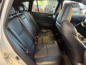 Balts Toyota Corolla Cross 2023 Šauļi, ar dzinēja tilpumu 1.99 L un nobraukumu 51 tūkst. km par 32900 €, foto 29 vietnē AUTOMOTO.COM.LV