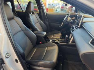 Balts Toyota Corolla Cross 2023 Šauļi, ar dzinēja tilpumu 1.99 L un nobraukumu 51 tūkst. km par 32900 €, foto 30 vietnē AUTOMOTO.COM.LV