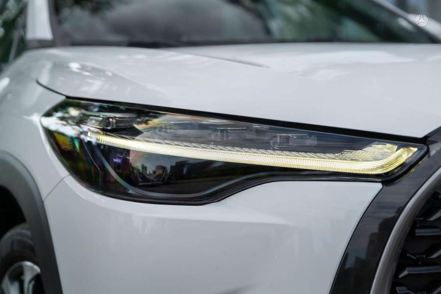 White Toyota Corolla Cross 2023 in Vilnius, with an engine capacity of 1.99 L and mileage of 86 thousand km for 26500 €, photo 4 on AUTOMOTO.COM.LV