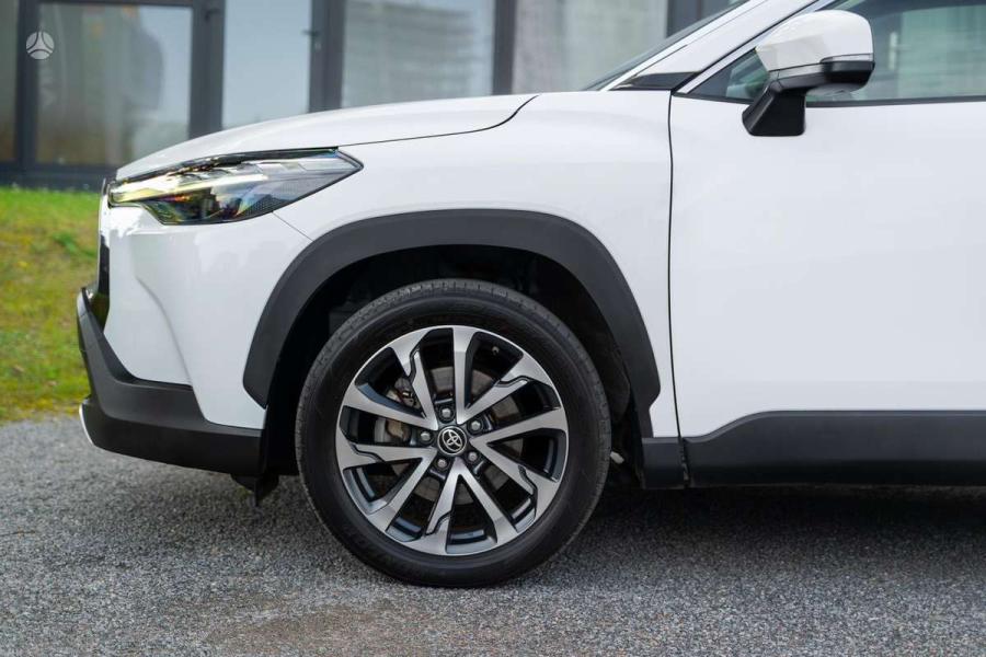 White Toyota Corolla Cross 2023 in Vilnius, with an engine capacity of 1.99 L and mileage of 86 thousand km for 26500 €, photo 10 on AUTOMOTO.COM.LV