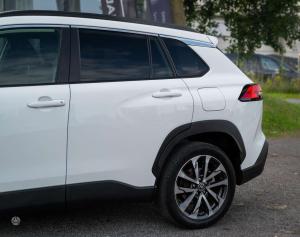 White Toyota Corolla Cross 2023 in Vilnius, with an engine capacity of 1.99 L and mileage of 86 thousand km for 26500 €, photo 12 on AUTOMOTO.COM.LV