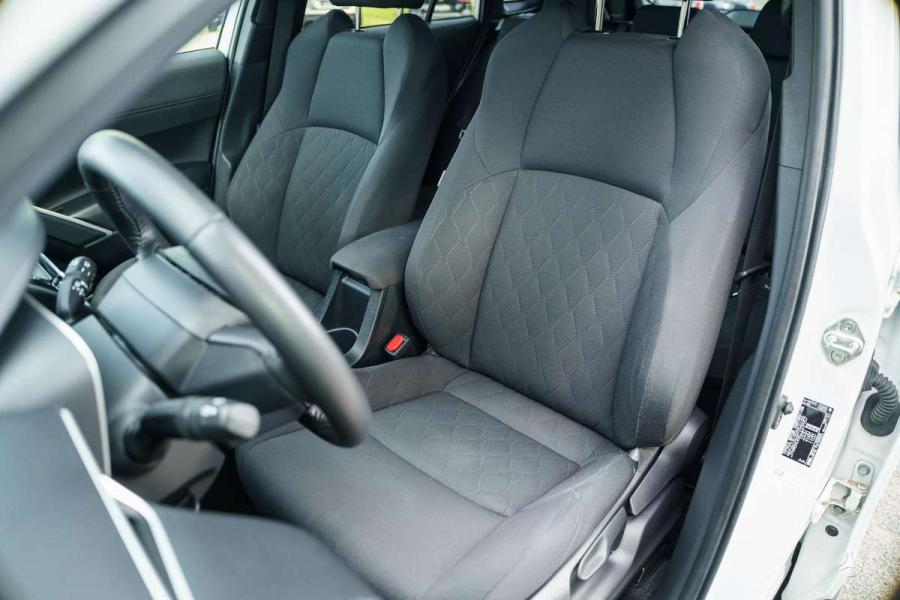 White Toyota Corolla Cross 2023 in Vilnius, with an engine capacity of 1.99 L and mileage of 86 thousand km for 26500 €, photo 21 on AUTOMOTO.COM.LV