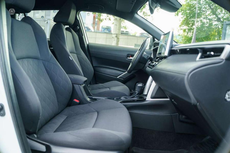 White Toyota Corolla Cross 2023 in Vilnius, with an engine capacity of 1.99 L and mileage of 86 thousand km for 26500 €, photo 24 on AUTOMOTO.COM.LV
