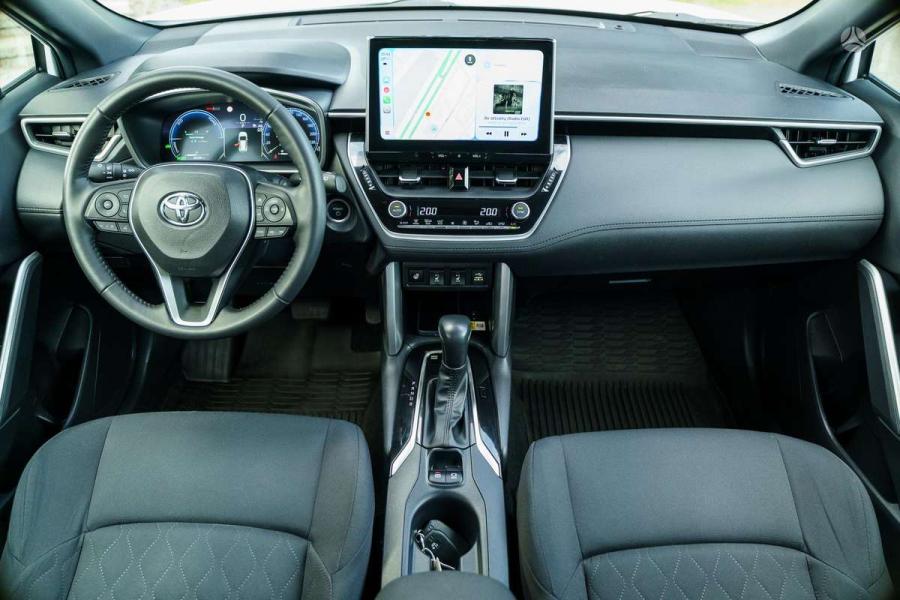 White Toyota Corolla Cross 2023 in Vilnius, with an engine capacity of 1.99 L and mileage of 86 thousand km for 26500 €, photo 26 on AUTOMOTO.COM.LV