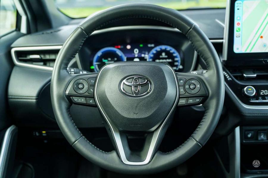 White Toyota Corolla Cross 2023 in Vilnius, with an engine capacity of 1.99 L and mileage of 86 thousand km for 26500 €, photo 27 on AUTOMOTO.COM.LV