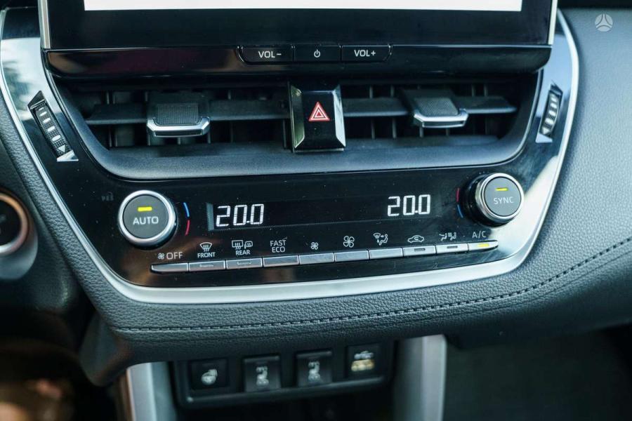 White Toyota Corolla Cross 2023 in Vilnius, with an engine capacity of 1.99 L and mileage of 86 thousand km for 26500 €, photo 37 on AUTOMOTO.COM.LV