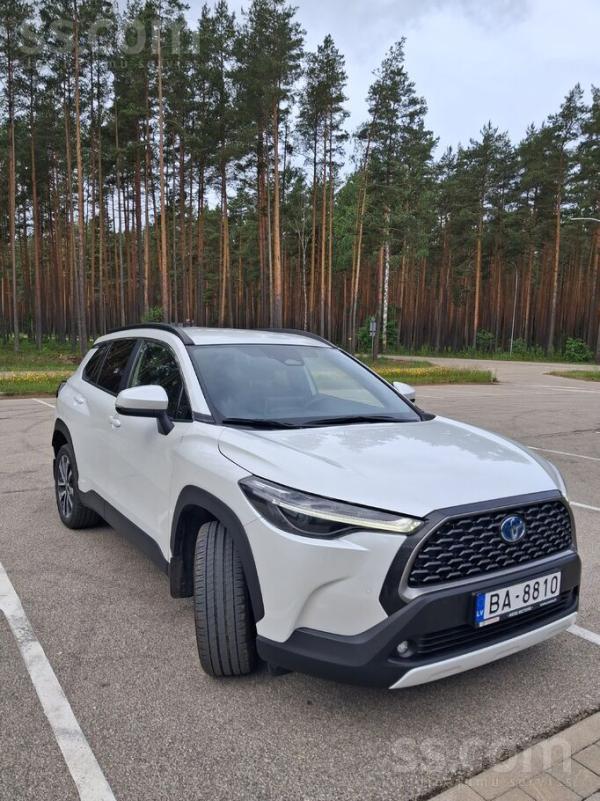 White Toyota Corolla Cross 2023 in Riga, with an engine capacity of 2.00 L and mileage of 36 thousand km for 30250 €, photo 1 on AUTOMOTO.COM.LV