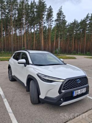 Balts Toyota Corolla Cross 2023 Rīga, ar dzinēja tilpumu 2.00 L un nobraukumu 36 tūkst. km par 30250 €, foto  vietnē AUTOMOTO.COM.LV