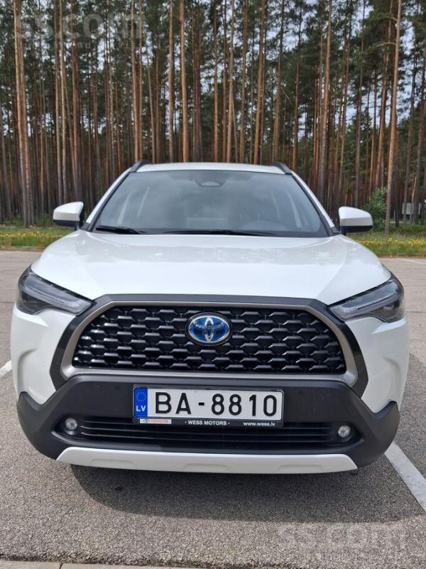 White Toyota Corolla Cross 2023 in Riga, with an engine capacity of 2.00 L and mileage of 36 thousand km for 30250 €, photo 2 on AUTOMOTO.COM.LV