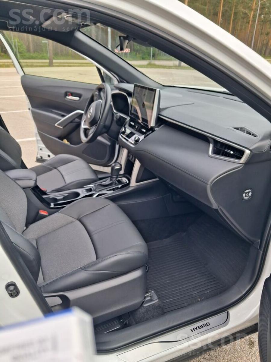 Balts Toyota Corolla Cross 2023 Rīga, ar dzinēja tilpumu 2.00 L un nobraukumu 36 tūkst. km par 30250 €, foto 8 vietnē AUTOMOTO.COM.LV