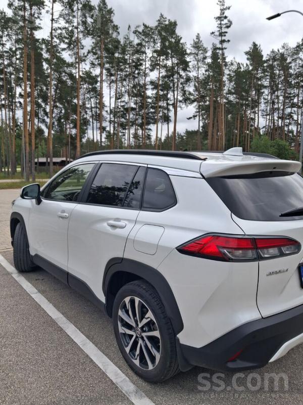 White Toyota Corolla Cross 2023 in Riga, with an engine capacity of 2.00 L and mileage of 36 thousand km for 30250 €, photo 9 on AUTOMOTO.COM.LV
