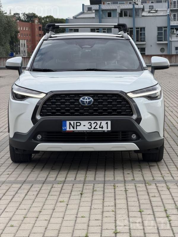 Balts Toyota Corolla Cross 2023 Rīga, ar dzinēja tilpumu 2.00 L un nobraukumu 15 tūkst. km par 36000 €, foto 2 vietnē AUTOMOTO.COM.LV