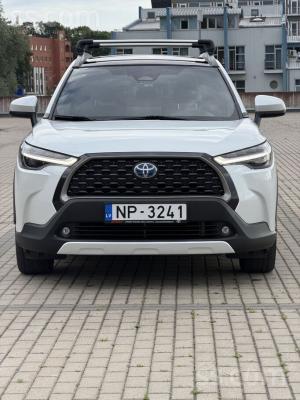 White Toyota Corolla Cross 2023 in Riga, with an engine capacity of 2.00 L and mileage of 15 thousand km for 36000 €, photo 3 on AUTOMOTO.COM.LV
