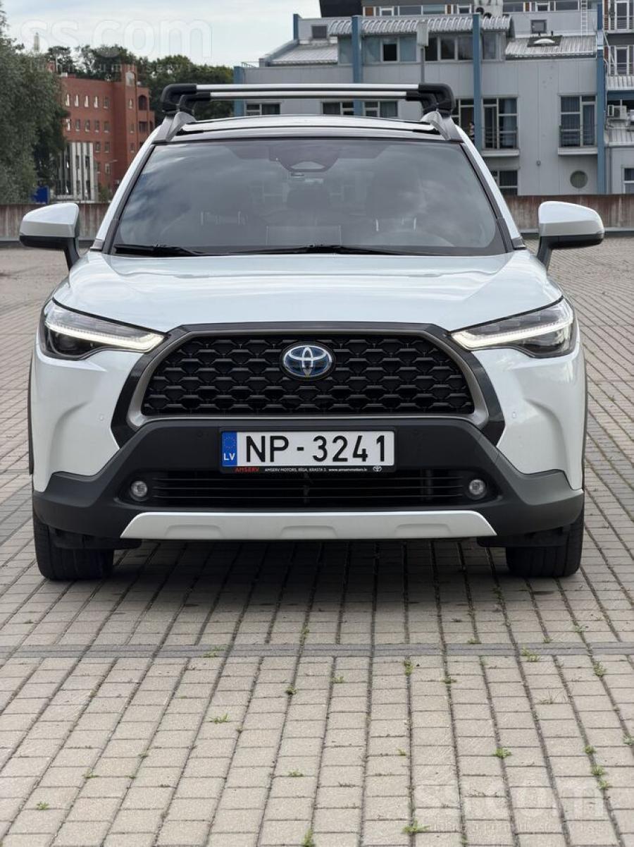 White Toyota Corolla Cross 2023 in Riga, with an engine capacity of 2.00 L and mileage of 15 thousand km for 36000 €, photo 3 on AUTOMOTO.COM.LV