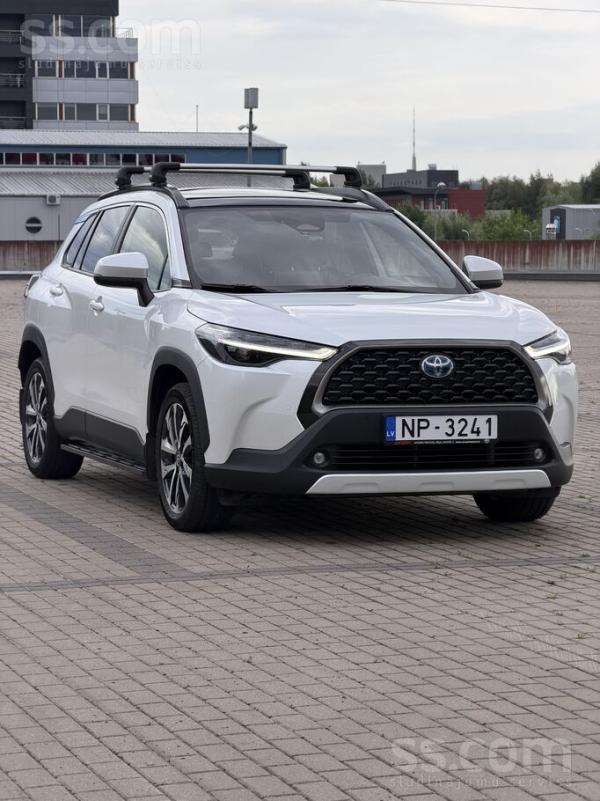 Balts Toyota Corolla Cross 2023 Rīga, ar dzinēja tilpumu 2.00 L un nobraukumu 15 tūkst. km par 36000 €, foto 3 vietnē AUTOMOTO.COM.LV