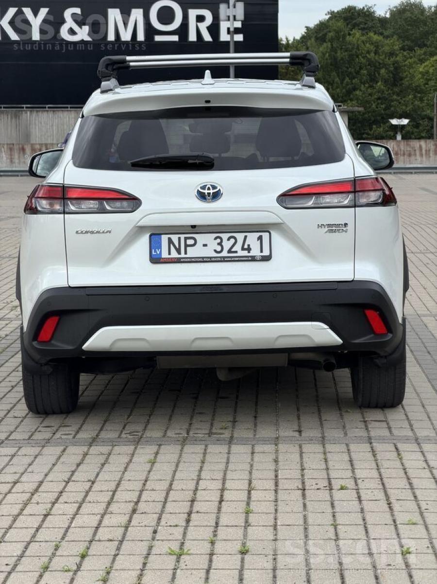 White Toyota Corolla Cross 2023 in Riga, with an engine capacity of 2.00 L and mileage of 15 thousand km for 36000 €, photo 6 on AUTOMOTO.COM.LV