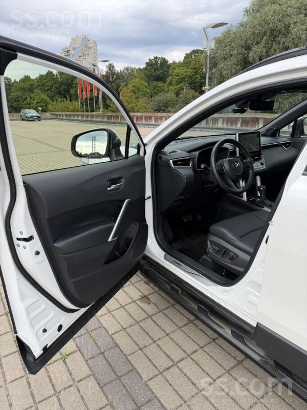 Balts Toyota Corolla Cross 2023 Rīga, ar dzinēja tilpumu 2.00 L un nobraukumu 15 tūkst. km par 36000 €, foto 9 vietnē AUTOMOTO.COM.LV
