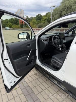 White Toyota Corolla Cross 2023 in Riga, with an engine capacity of 2.00 L and mileage of 15 thousand km for 36000 €, photo 10 on AUTOMOTO.COM.LV