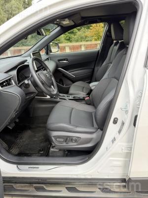 White Toyota Corolla Cross 2023 in Riga, with an engine capacity of 2.00 L and mileage of 15 thousand km for 36000 €, photo 11 on AUTOMOTO.COM.LV