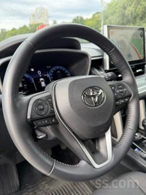 White Toyota Corolla Cross 2023 in Riga, with an engine capacity of 2.00 L and mileage of 15 thousand km for 36000 €, photo 12 on AUTOMOTO.COM.LV