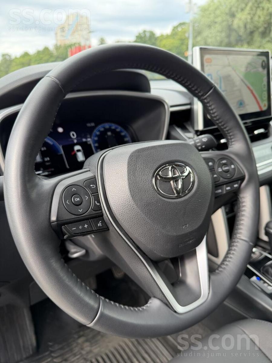 White Toyota Corolla Cross 2023 in Riga, with an engine capacity of 2.00 L and mileage of 15 thousand km for 36000 €, photo 12 on AUTOMOTO.COM.LV