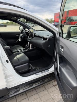 White Toyota Corolla Cross 2023 in Riga, with an engine capacity of 2.00 L and mileage of 15 thousand km for 36000 €, photo 17 on AUTOMOTO.COM.LV