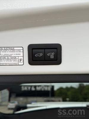 White Toyota Corolla Cross 2023 in Riga, with an engine capacity of 2.00 L and mileage of 15 thousand km for 36000 €, photo 19 on AUTOMOTO.COM.LV