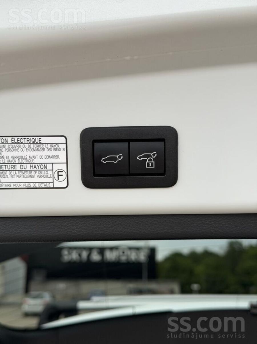 White Toyota Corolla Cross 2023 in Riga, with an engine capacity of 2.00 L and mileage of 15 thousand km for 36000 €, photo 19 on AUTOMOTO.COM.LV