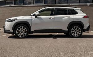 Белый Тойота Corolla Cross 2023 в Кедайняй, объемом двигателя 1.99 л и пробегом 49 тыс. км за 32900 €, фото  на AUTOMOTO.COM.LV