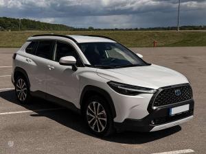 Белый Тойота Corolla Cross 2023 в Кедайняй, объемом двигателя 1.99 л и пробегом 49 тыс. км за 32900 €, фото 3 на AUTOMOTO.COM.LV