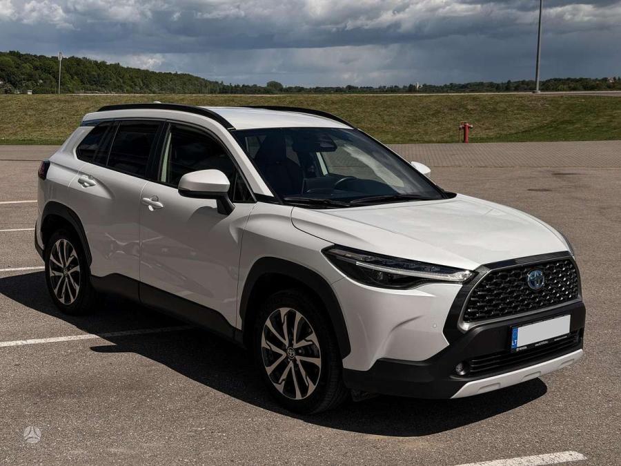 Белый Тойота Corolla Cross 2023 в Кедайняй, объемом двигателя 1.99 л и пробегом 49 тыс. км за 32900 €, фото 3 на AUTOMOTO.COM.LV
