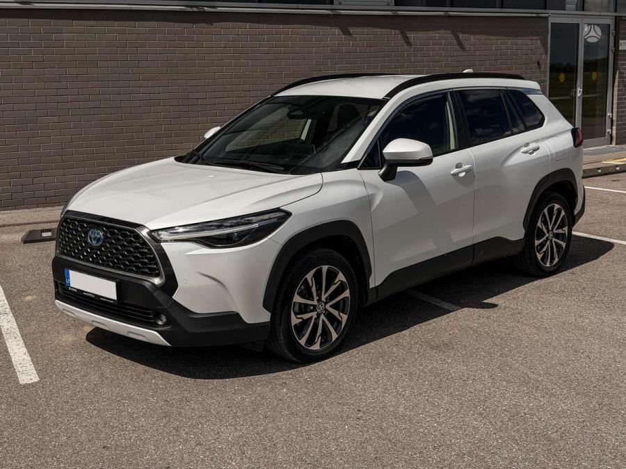 Белый Тойота Corolla Cross 2023 в Кедайняй, объемом двигателя 1.99 л и пробегом 49 тыс. км за 32900 €, фото 4 на AUTOMOTO.COM.LV